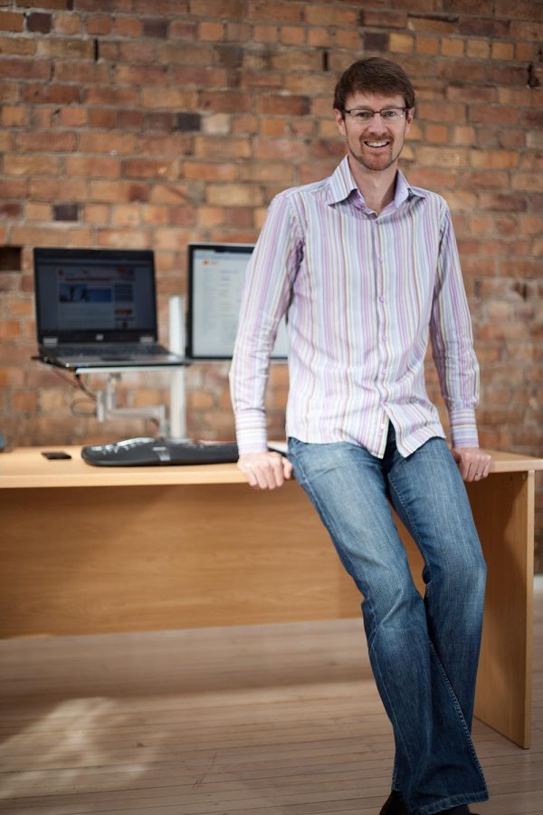 Trae Mate - Integ ergonomic monitor stands and mounts